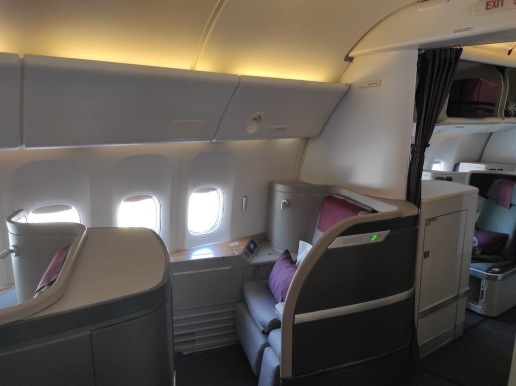 Qatar Airways First Class B777-300ER von Cathay Pacific