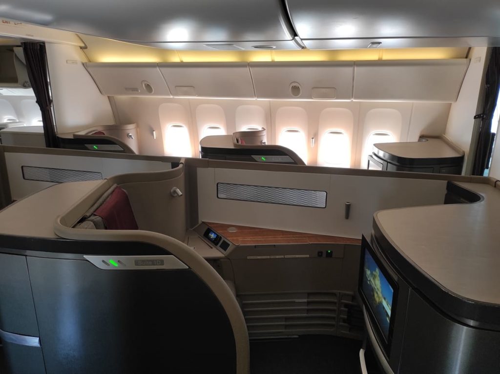 Qatar Airways First Class B777-300ER von Cathay Pacific